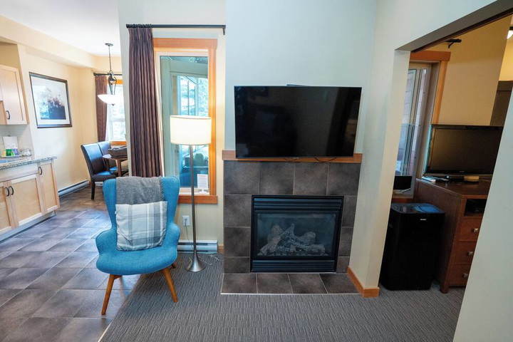 Relax With A Cozy Private Deck, Warm South Sun And Pool & Hot Tubs. - Alberta