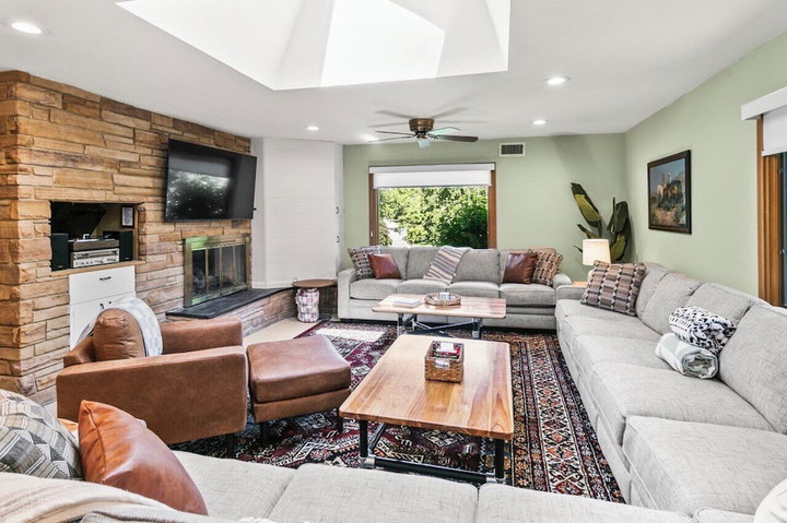 Central Omaha Pool With Spa Oasis + 3 Living Rooms - Nebraska