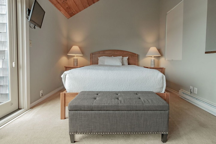 Deluxe King Room With Balcony & Marina Access - Newport, OR
