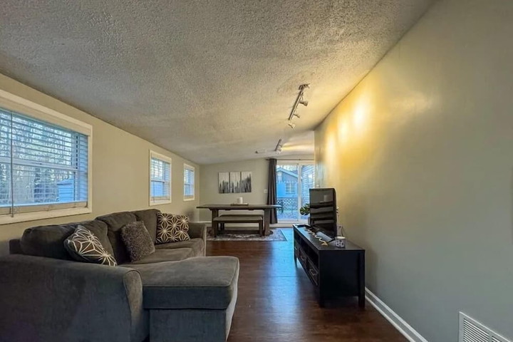 Spacious 2bed On A Private 1 Acre Lot By Lake, Sleeps 8--walk To Strip & Golf - Geneva, OH