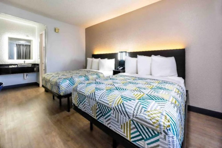 2 Full Beds | Non-smoking - Bedford, TX