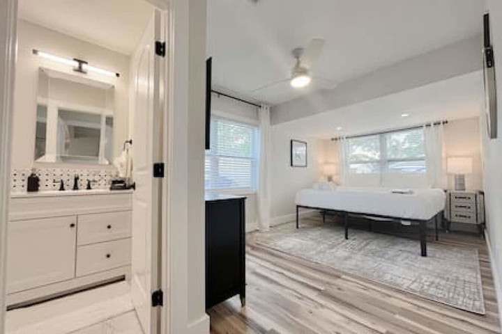 4107 W Wallace Ave · Stunning Modern 4/2 Pool Home! - Tampa, FL