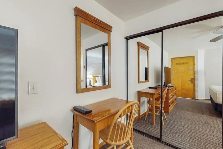 Main St Room - Pool & Hot Tub - Walk To Lifts, Dog-friendly, 3rd Floor Balcony - Aspen, CO