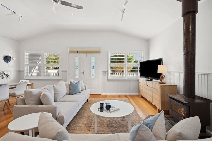 Swyn Y Mor, Riverside Cottage Haven: Pet Friendly - Leopold