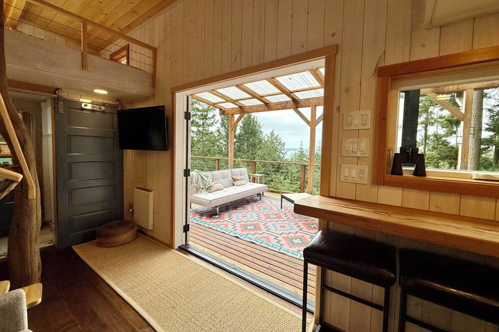 Adorable Tiny Home With Spectacular View And Hot Tub On Guemes Island Anacortes. - Anacortes, WA