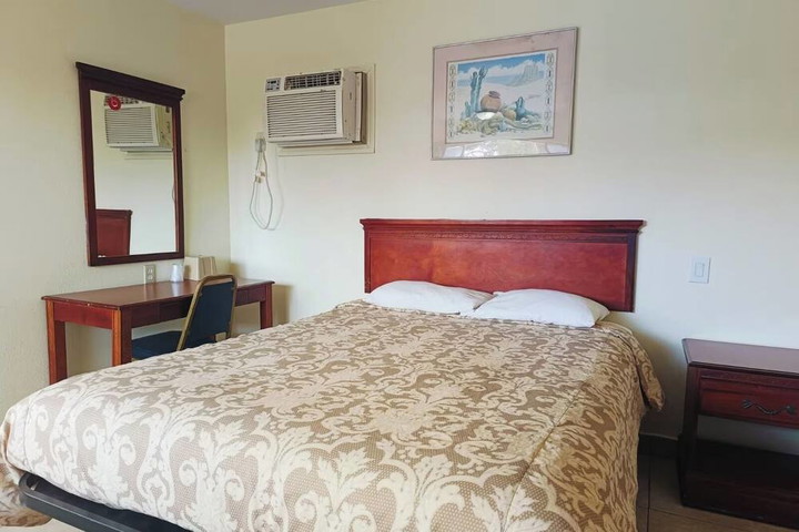 Comfort Meets Convenience: Queen Bedroom W/ Free Wi-fi & Close To La Plaza Mall - Pharr, TX