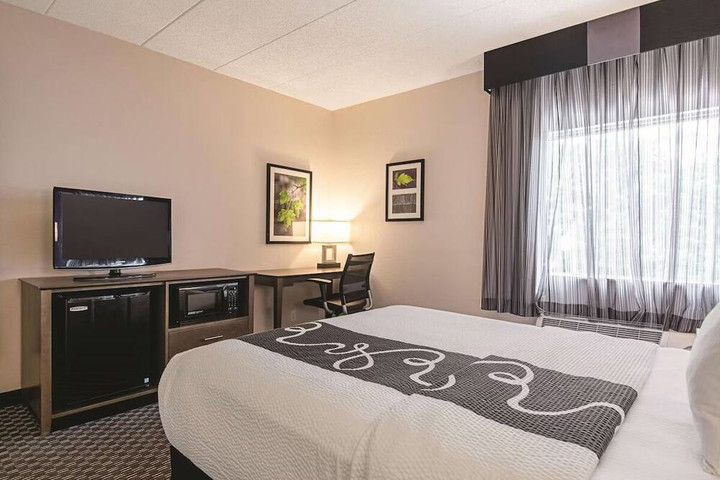 Central Room In Portland | Couple Stay W/ Complimentary Breakfast - Portland, ME