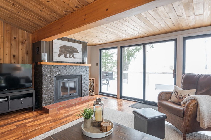 Waterfront Cottage On The Lake With Game Room, Sunroom, Indoor Fireplace - Ontario