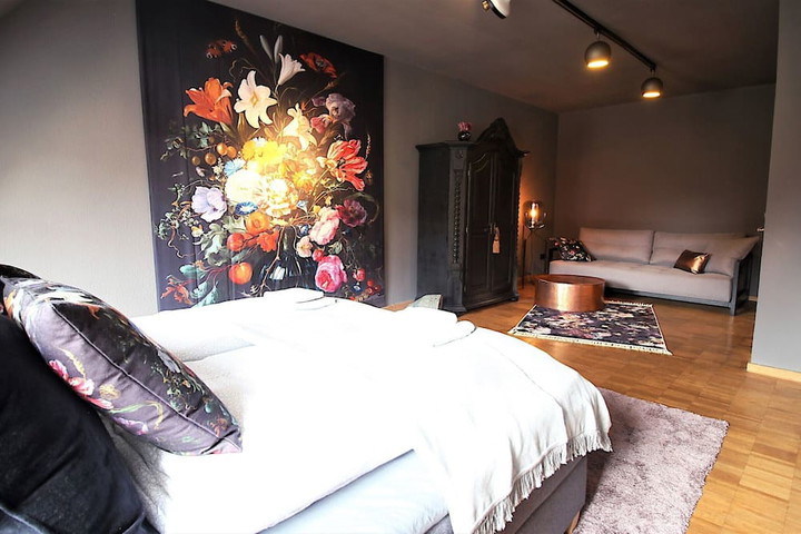 Deluxe-double Room-dark Floral-city View-shared Bathroom - Würzburg