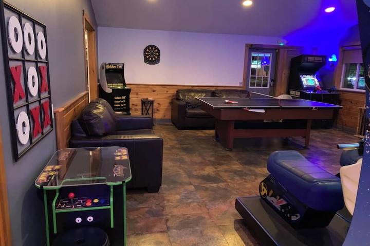 The Winsor Lodge | Saco River Group Retreat With Bar, Arcade, Hot Tub & Sauna - Conway, NH