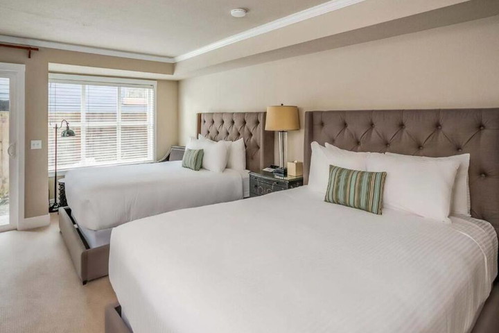 The Courtyard - Double Queen Room With Beach Access And Kitchenette! - Cannon Beach, OR