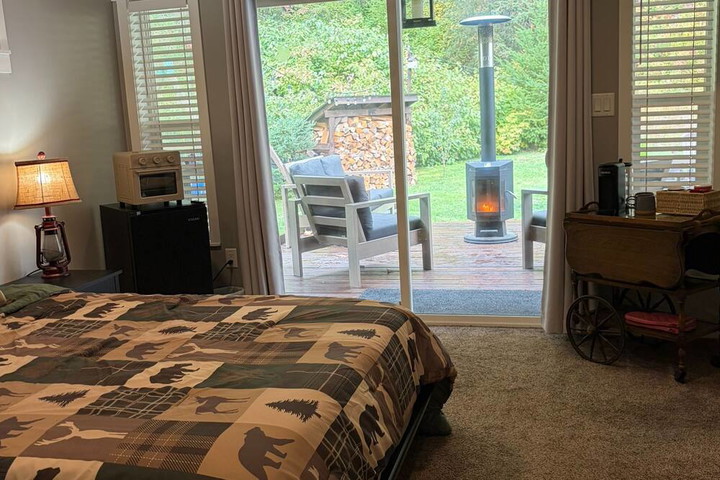 Escape From The City To A Unique Wilderness Setting In Beautiful Sunshine Valley - Sunshine Valley