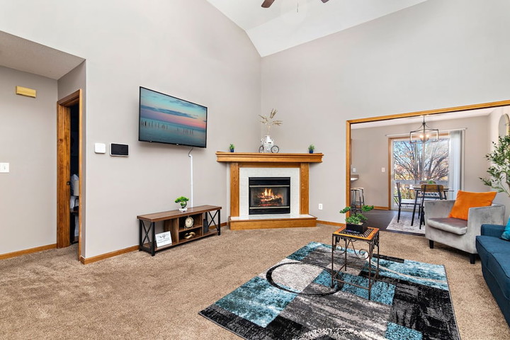 Oak Haven: 3 King Beds + 1 Queen Bed Fast Wi-fi + Free Parking - Sleeps 8 People - Belton, MO