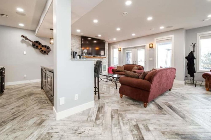 New Luxurious Lakefront 5 Bdrm 4 Bath House In St. Albert Hot Tub, Fireplaces!!! - Saint Albert