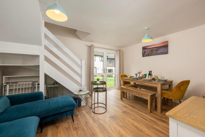 Perfect Place For Family Time With Nice Shared Swimming Pool And Playground - Hayle