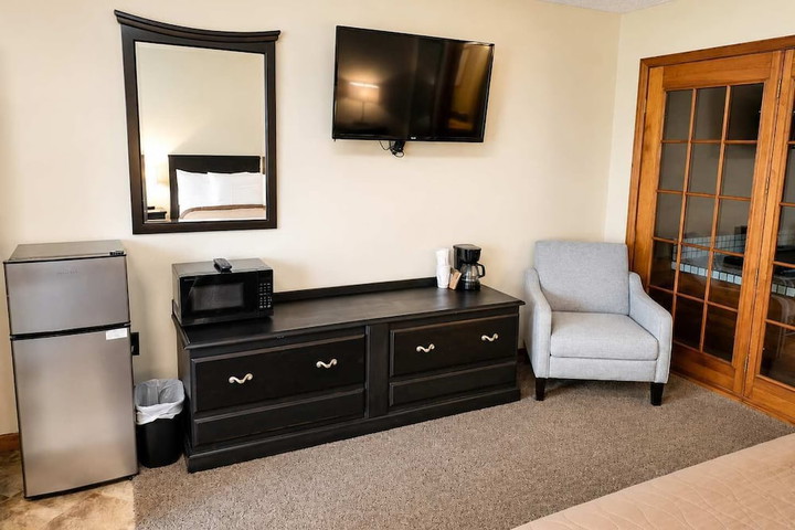 Non Pet Room 30-1 Queen Jacuzzi Suite-woodland Motor Lodge - Grayling, MI
