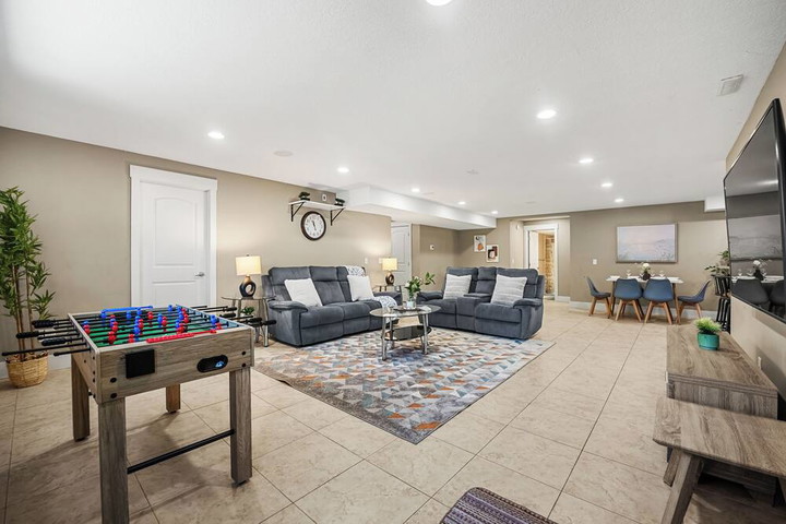 Family Basement Retreat Near Rockies - Okotoks