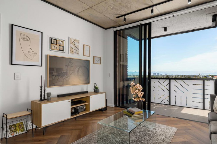 Luxury Apartment In Century City - Lagoon Views - Grotto Bay