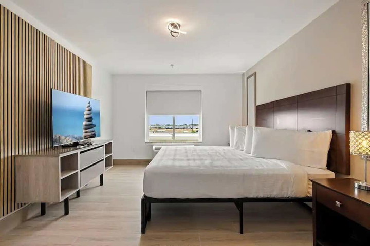 3 Modern Rooms + Free Parking | The Boardwalk At Towne Lake - 5.2 Mi - Houston, TX