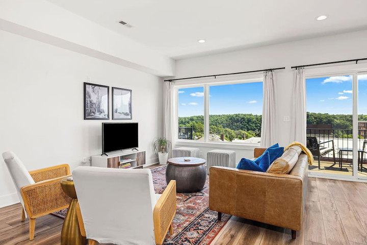 Luxe Townhome W/ Great Views + Ideal Location - Lynchburg, VA