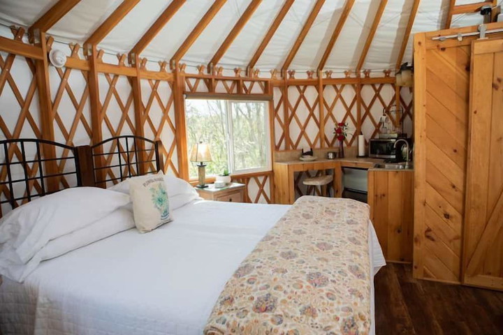 Katydid Yurt: Wooded Hocking Hills Getaway With King Bed, Private Bath And Breakfast - Ohio (State)