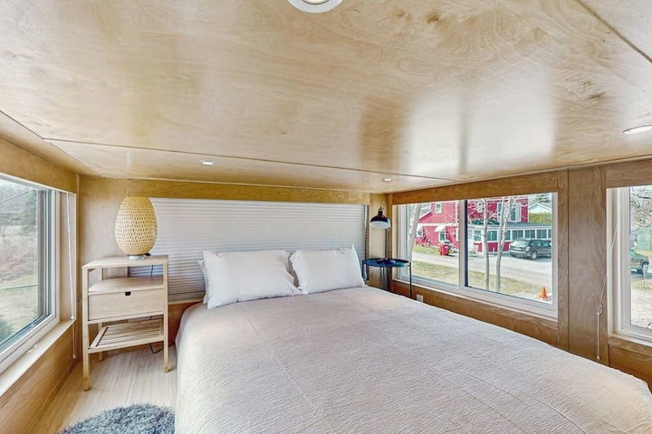 Relaxing Spa-like Tiny House W/ Hot Tub, Sauna, Beach Access, Dog-friendly - Burlington