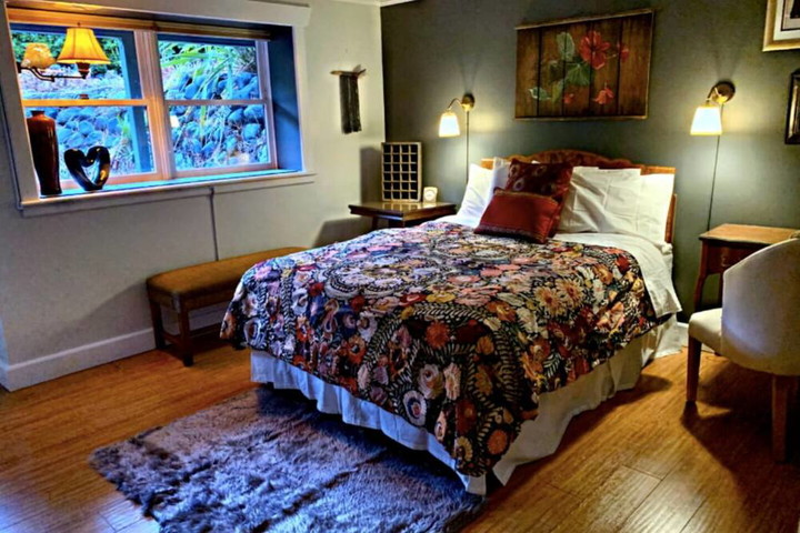 Ashland's Premier Eco-b&b: Dog-friendly Queen Bed Room With Separate Entrance (Rosette) - Ashland, OR