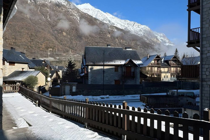 Casa Arguis: Landhaus Mit Bergblick, Wlan, Klimaanlage, Pool & Familienausstattung - Castejón de Sos