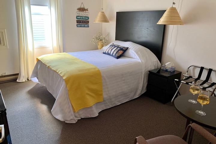 205 - Standard Rm 1 Queen Bed - 2nd Floor - Port Elgin