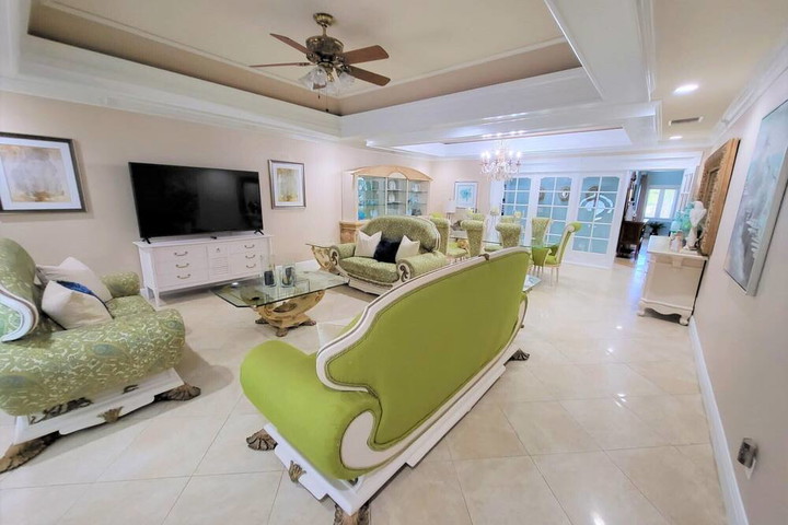 Serenity Villa - 5br/5ba Luxury Retreat, Private Pool, 3-minute Walk To Beach - Nasáu