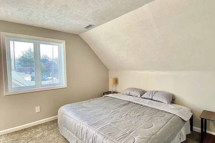 Cozy 4 Bedroom 2 Bath Omaha Home W/ Plenty Of Parking! - Council Bluffs, IA