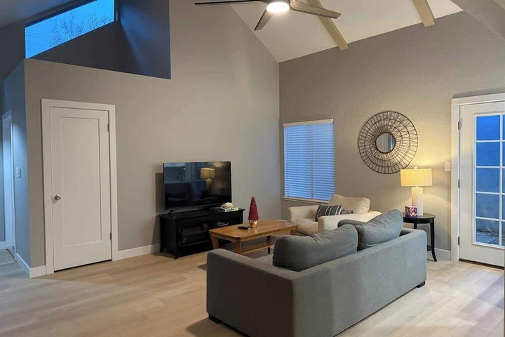 Modern Blue Marina 2 Bed 2 Bath Garage Whole Home - Modesto, CA