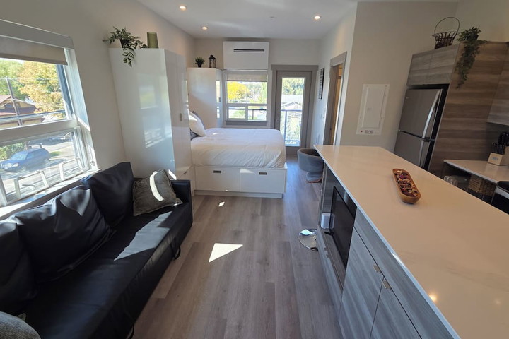 Beachfront Studio Condo With Kitchen - Okanagan Lake - British Columbia