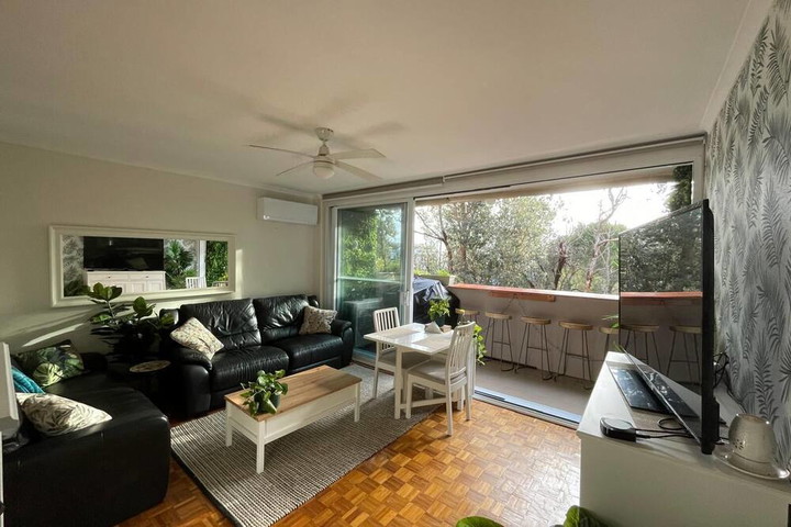Central Location To Beach & Shops, Quiet, Balcony & Bar & Bar Stools. Tree View. - Frankston