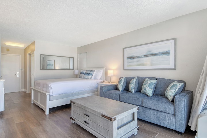 Waterfront Hotel Room, Huge Pool, Tiki Bar, Close To Beaches & Great Food! - Ellenton, FL