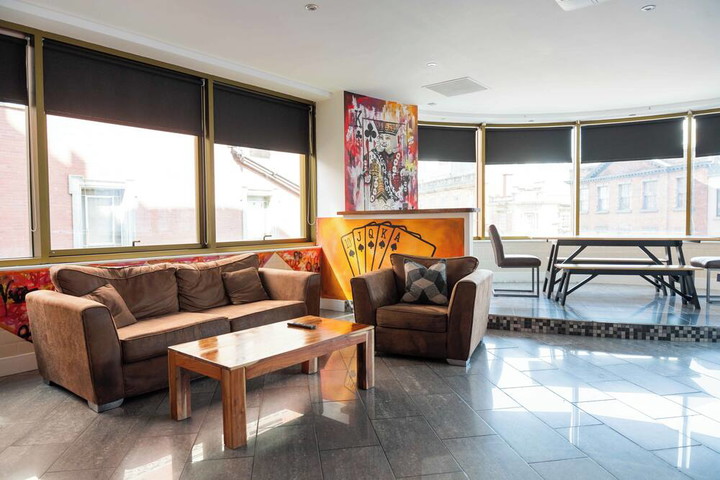Las Vegas Party Pad (Sleeps 16) - Liverpool
