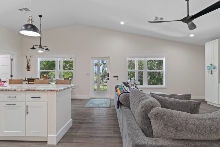 Stunning, Brand New - July 2024 - 3-bedroom Villa With River View - Homosassa