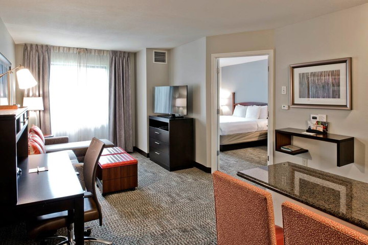 Ada Suite In Ballantyne | Free Breakfast + Pool - Charlotte, NC