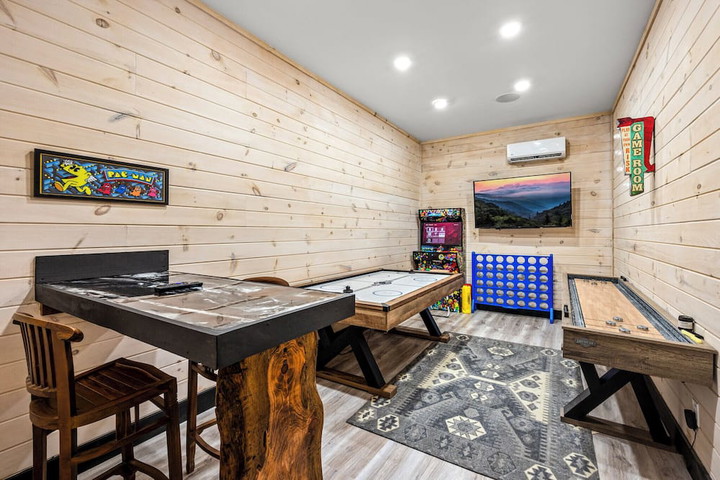 Stunning Mtn Lodge On Lake With Two Story Dock, Indoor Pool, Arcade,and Hot Tub. - Dandridge, TN
