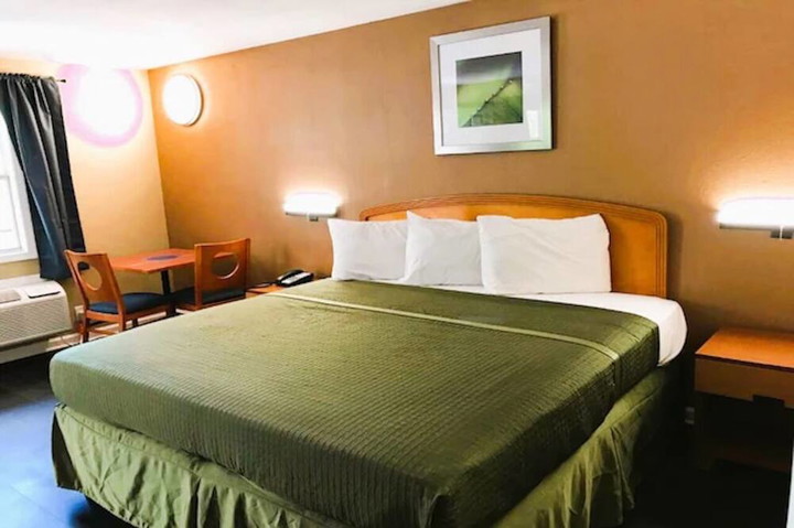 Pet-friendly Room With Free Parking Near Donald L. Tucker Civic Center - Tallahassee, FL