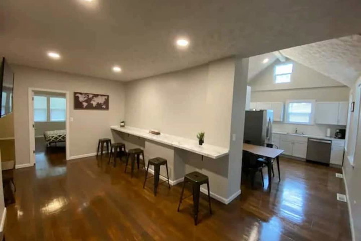Cozy 5 Bedroom 3 Bath Omaha Home. Sleeps 14 W/ Lots Of Parking! - Council Bluffs, IA