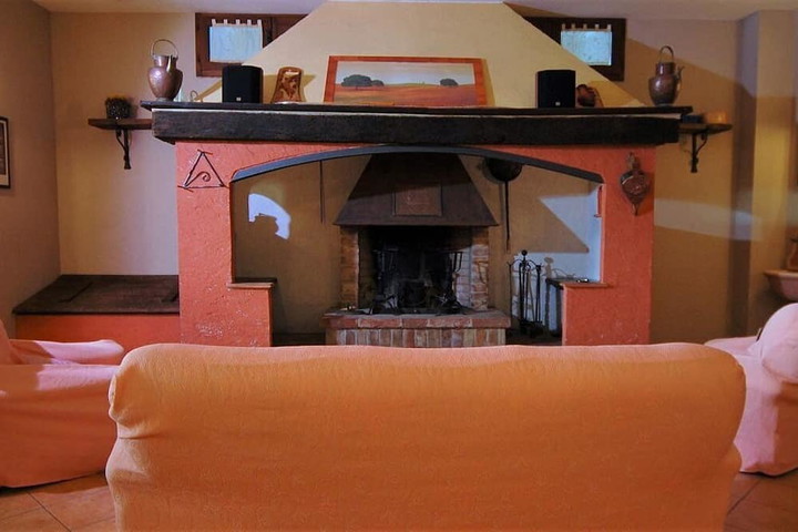Villa Gervasa: A Characteristic And Welcoming Three-story Villa Situated In A Quiet Location, A Few Minutes From The Town Center, With Free Wi-fi. - Castiglione del Lago