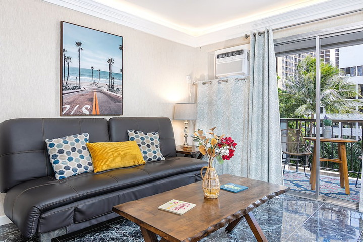 0.1 Mile To Waikiki Beach/ 2b /2b + Den/ 6 Beds Condo/free Parking - Honolulu