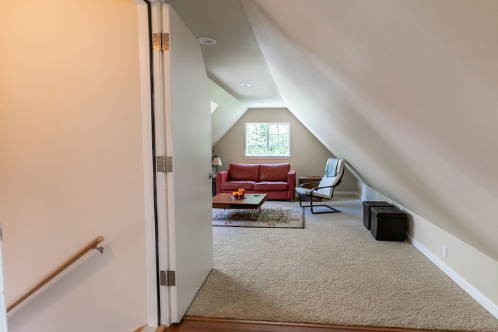 Cozy 2 Bedroom 1 Bath Apartment - Redmond, WA