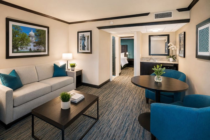 Comfortable Hotel Suites In Enchanting Oklahoma City With Fitness Room, Pool. - Oklahoma