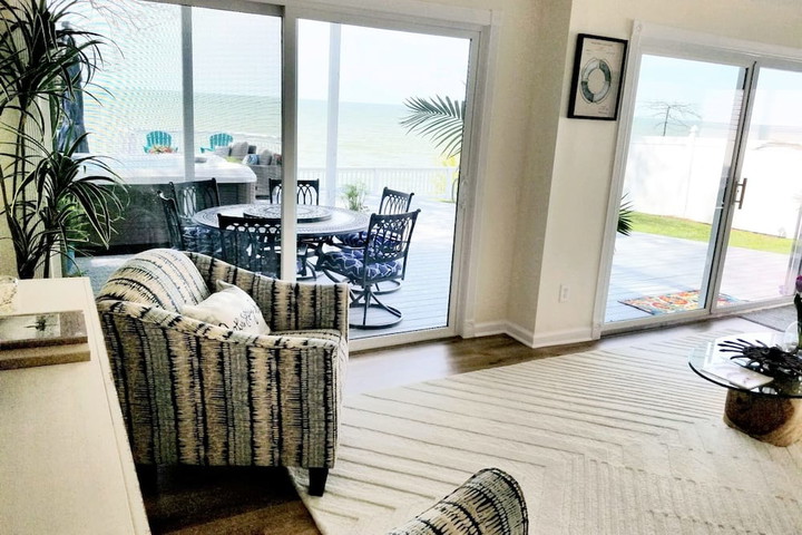 Lakefront Oasis Retreat Private Beach-hot Tub-pet Friendly-3 Bd/2 B-king Suite - Mentor, OH