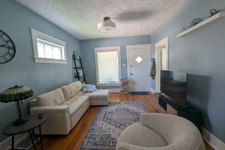 Cozy 2-bedroom Cottage In Charming Council Bluffs With Ac - Council Bluffs, IA