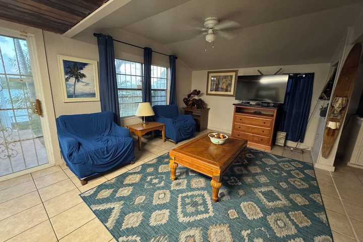 Fishing Theme Cottage; Waterfront Fishing Pier! - Arroyo City, TX