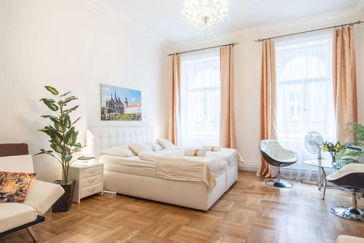 Beautiful Apartment For 18 Guests With Hot Tub, Wifi And Tv - Prága
