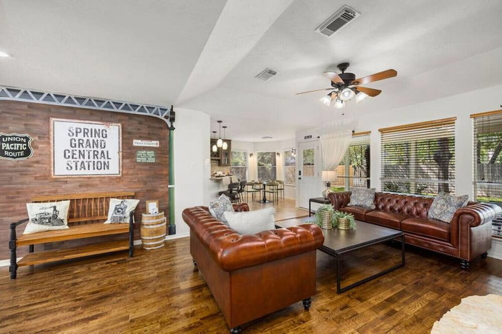 Spring 5br Sleeps 16 | Heated Pool, Hot Tub, Ev Charger, Train Theme - The Woodlands, TX